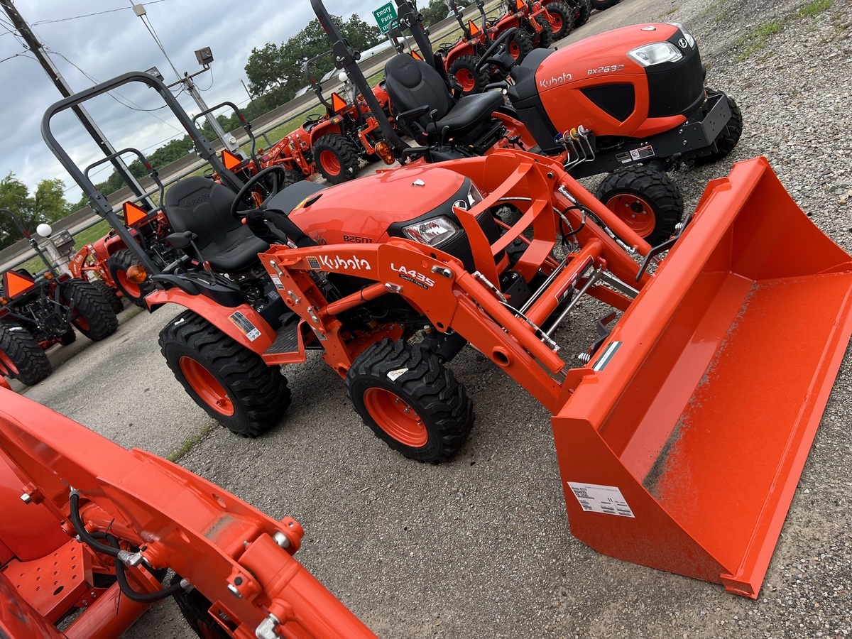 Kubota B2601HSD Compact Tractor - Farm Country Inc